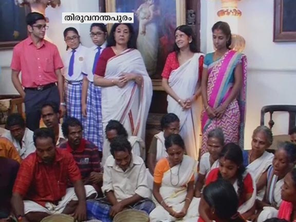 ഓണത്തിന്റെ വരവറിയിച്ച് കാടിന്റെ മക്കൾ നാടിറങ്ങി