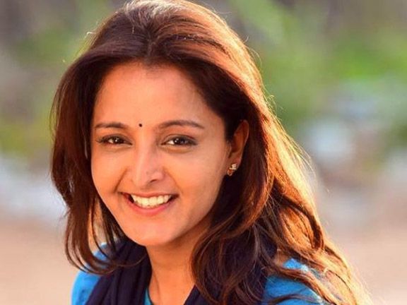 അന്ന് ഒറ്റപ്പെട്ടുപോയവൾ; ഇന്ന് വെളിച്ചം വിതറുന്ന സ്ത്രീ